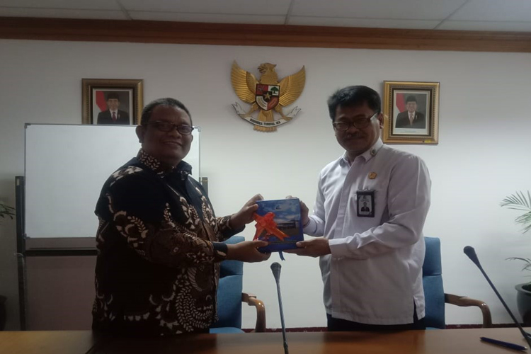 Deputi Bidang Pembinaan Kearsipan menyerahkan Aplikasi Sistem Kearsipan Dinamis (SIKD) kepada ...