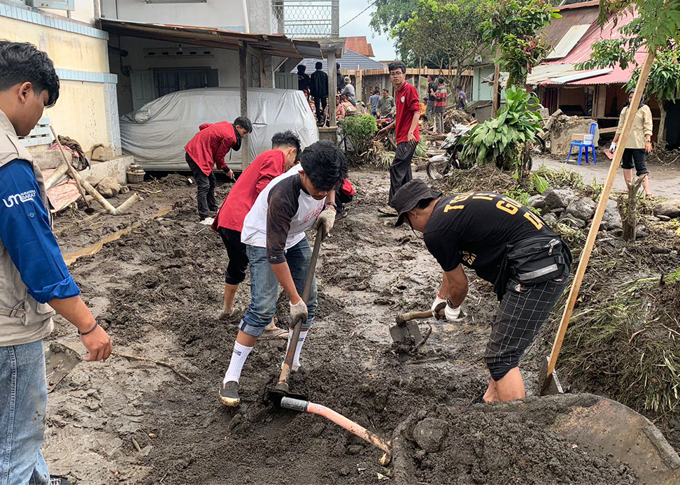 Ratusan Relawan UM Sumatera Barat Bantu Korban Bencana Galodo